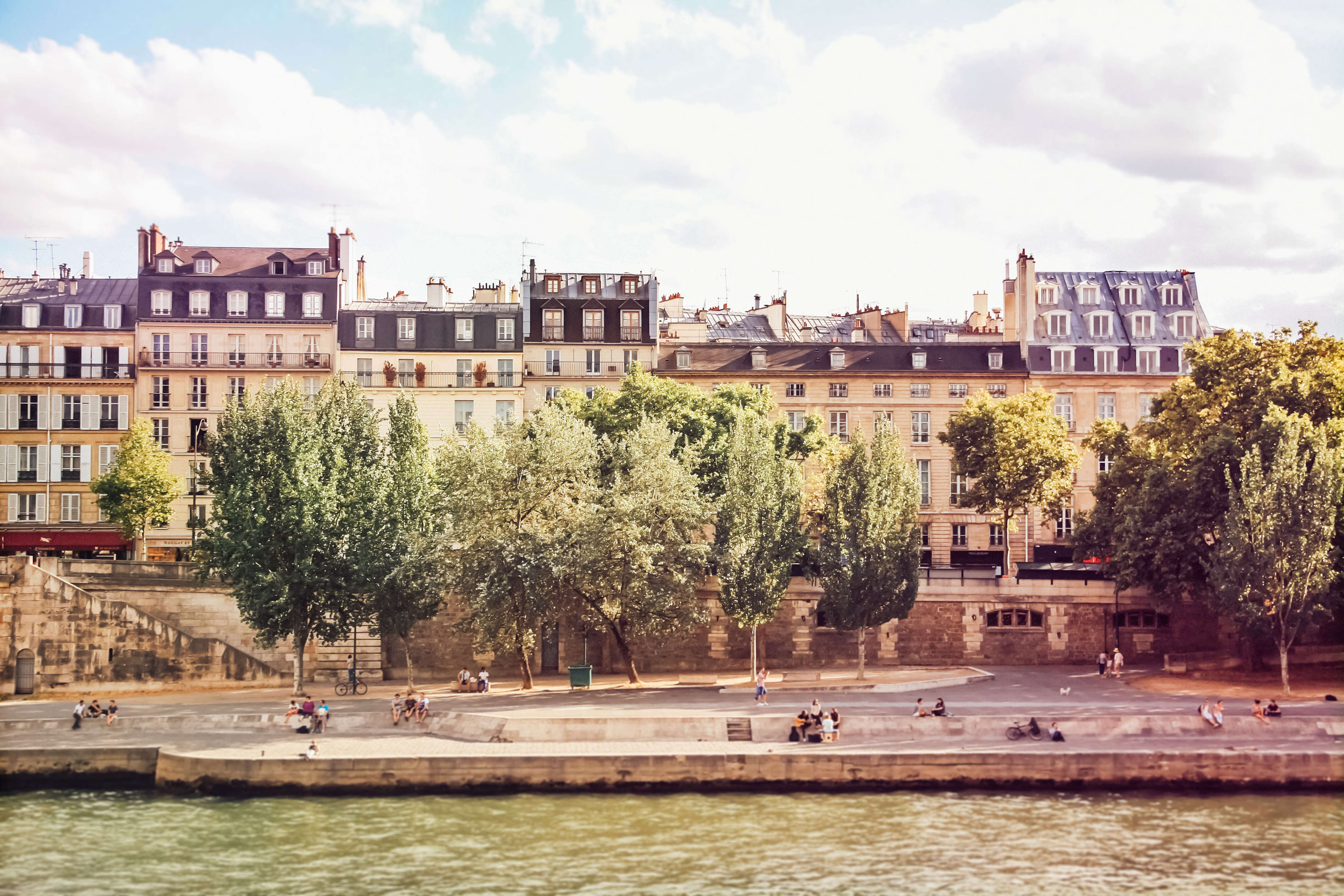 Summer promenade along La Seine, Paris | Róisín Astell